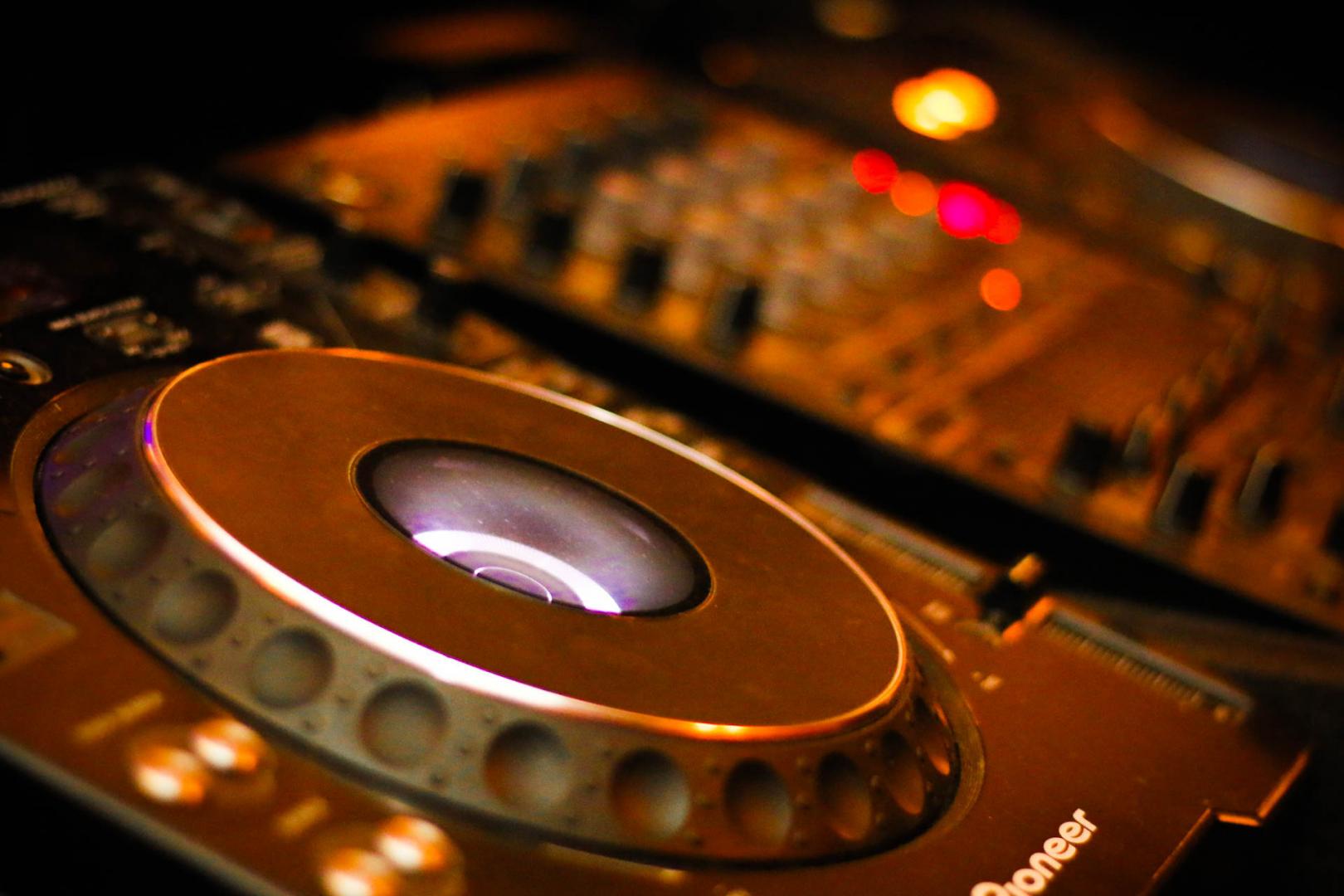 Music Mixes - Platinum DJs provide professional, experienced DJ Hire in ...