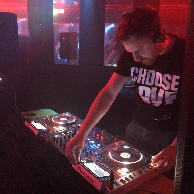 Platinum DJs Profiles & Reviews - DJ Hire Kent, London, Surrey & Essex.