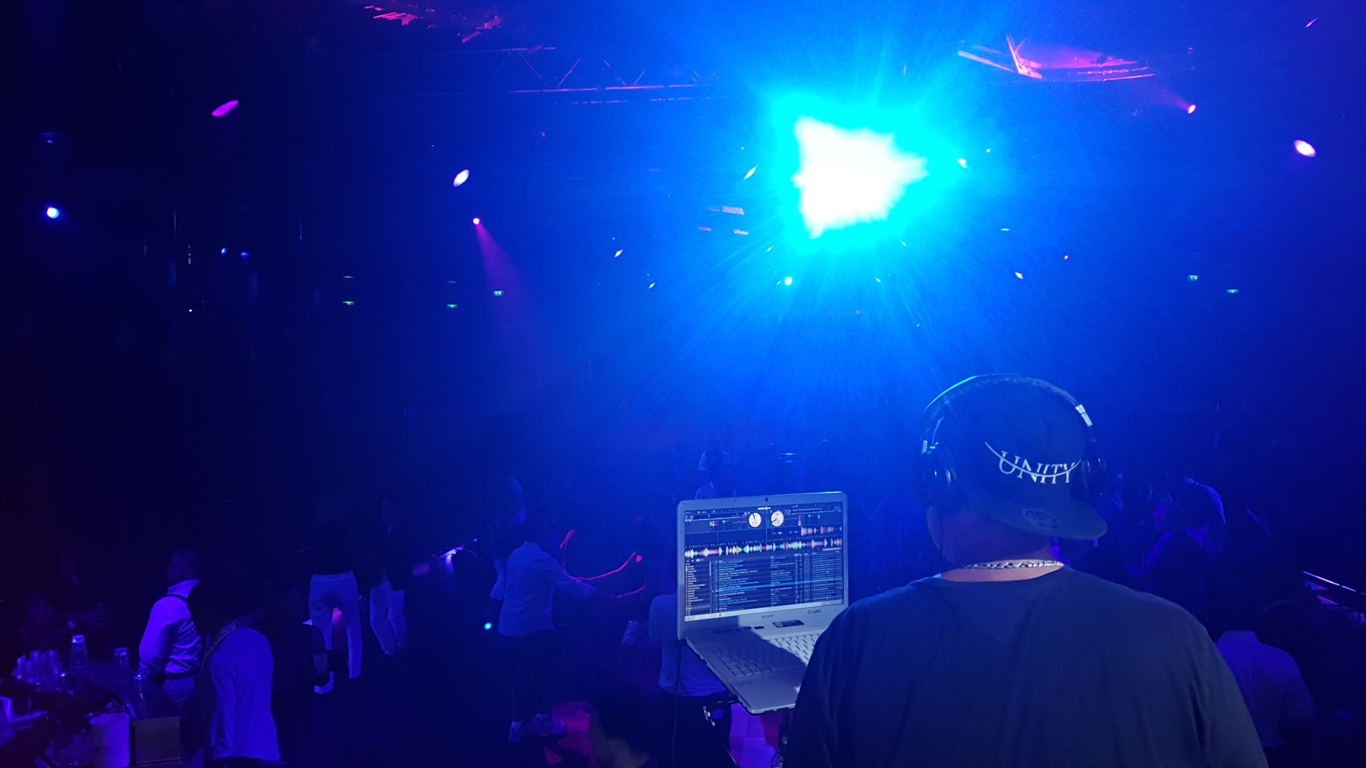 DJ spiNZ - DJ, first dance teacher & entertainer - Platinum DJs